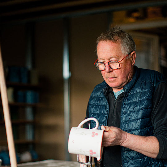 Pichet Bleu – La maison de commerce LMDC